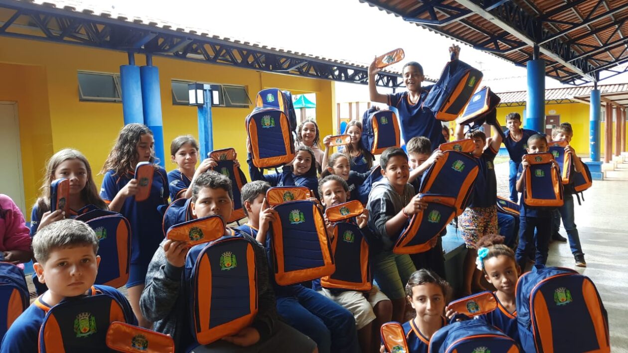 OUTRO PATAMAR – Professores com piso digno e alunos com material ...